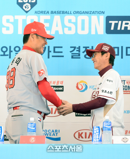 SS포토 밝은 표정으로 악수 나누는 김용희 감독과 염경엽 감독