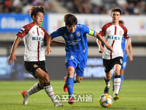 포토 드리블 돌파하는 김보경