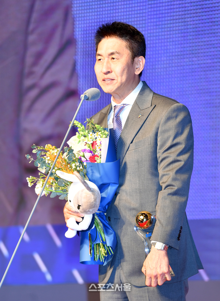 ‘소감전하는’ 감독상 수상한 김상식 KGC 감독[포토]