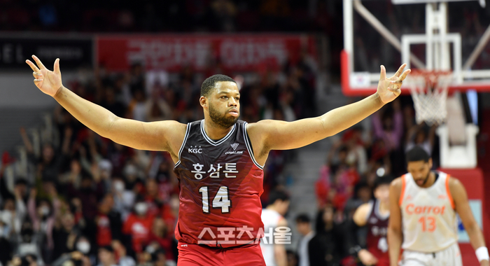 스펠맨 22점, KGC 캐롯에 56점차 완승[4강 PO 1차전]