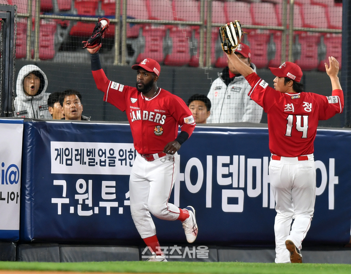 [포토]‘SSG 선수들도 입이 쩍’ 호수비 에레디야