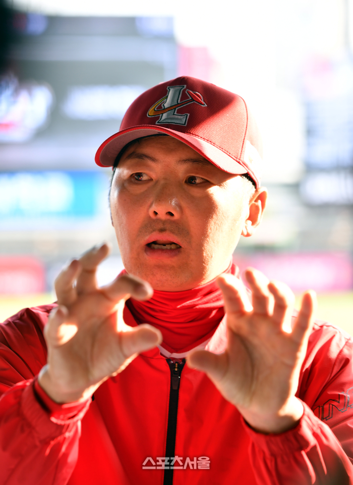[포토]‘KT전 준비하며 기자들의 질문에 답하는 김원형 감독’