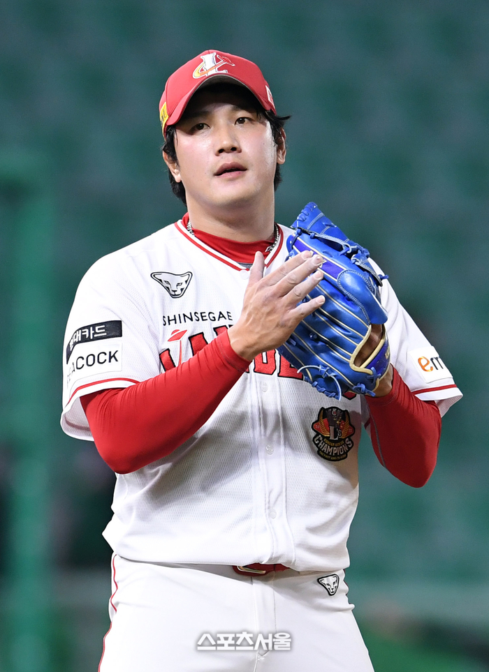 [포토]SSG 서진용, 겨우 막았다...