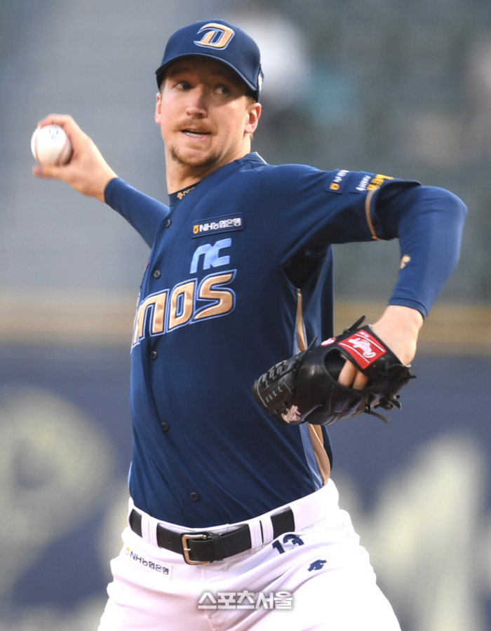 ERA 0.47 페디 vs. ERA 1.34 나균안, KBO 4월 MVP 대결