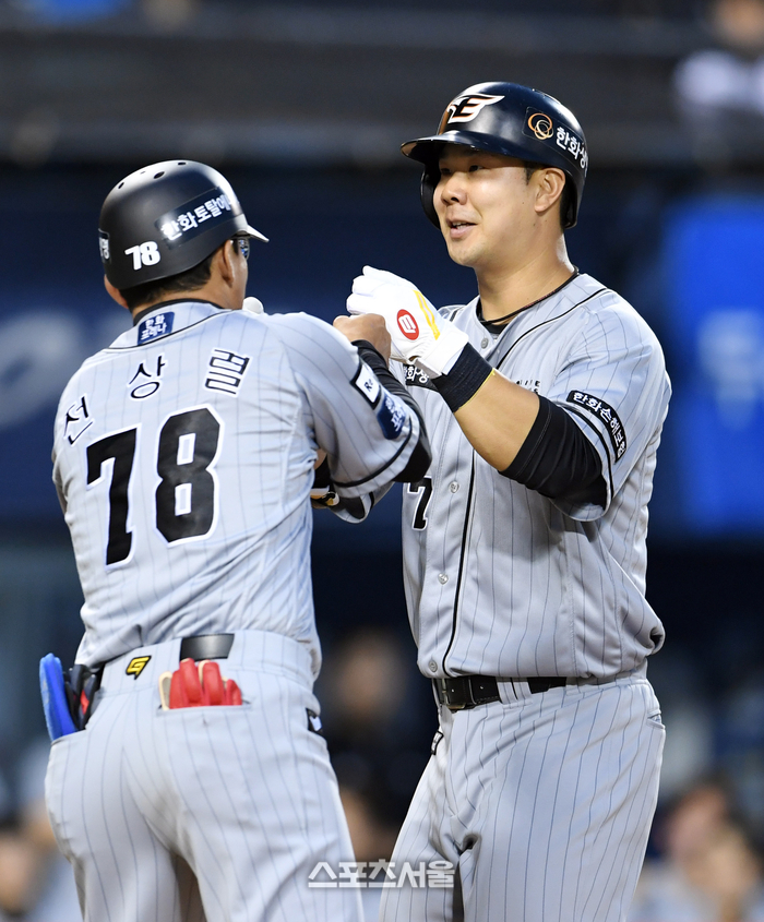[포토]전상렬 코치와 홈런의 기쁨을 나누는 김인환