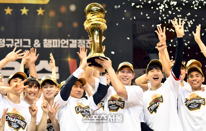 [포토]MVP오세근과 KGC 우승감독 김상식 트로피세리머니