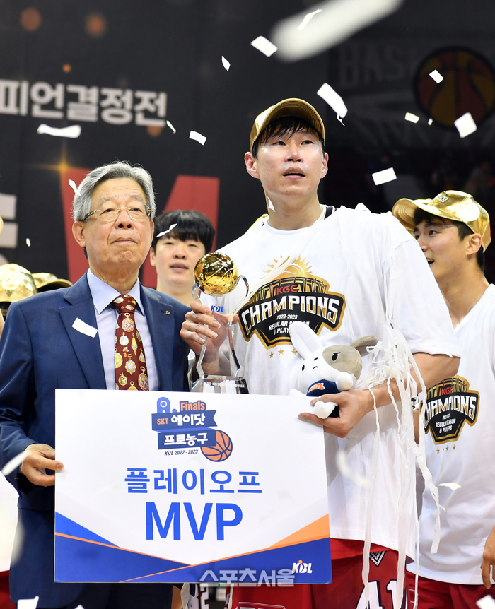 [포토]‘챔프전 MVP 오세근