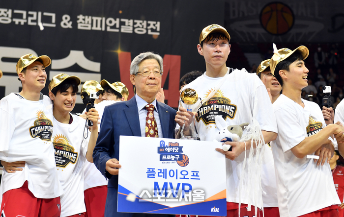 [포토]‘챔프전 MVP 오세근