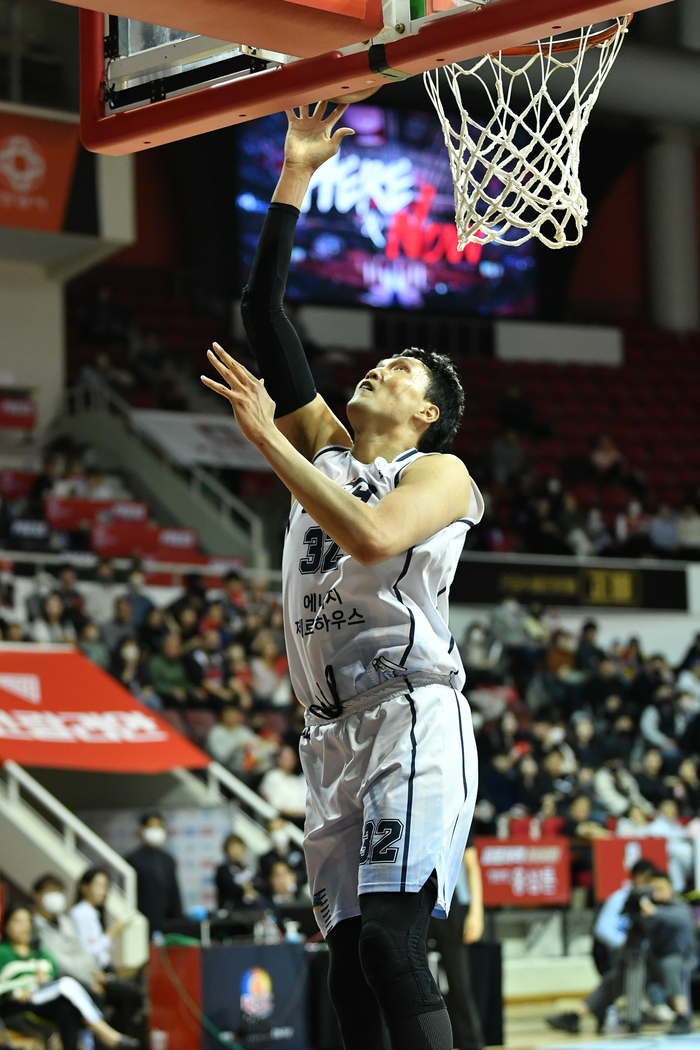 ‘FA 1년 계약’ 이종현, 먼저 KGC에 연락...“강한 의지 확인, 만들어보겠다” [SS시선집중]