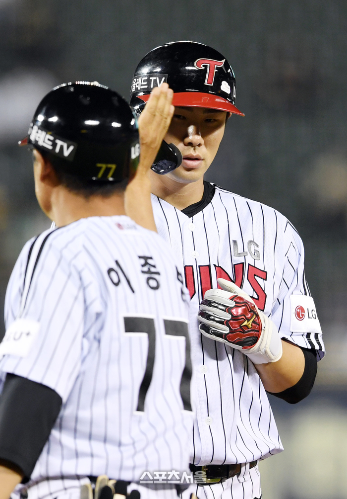 [포토]2타점 적시타 기록하는 LG 홍창기