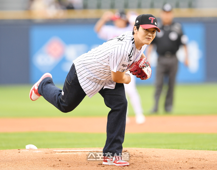 [포토]힘차게 시구하는 배우 여진구