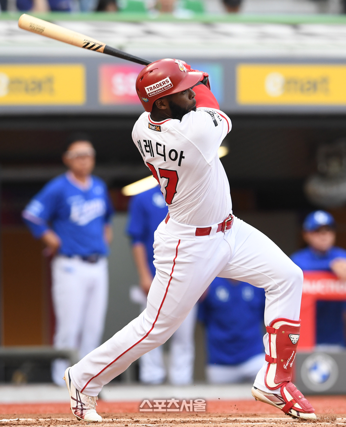 [포토]첫 타석부터 안타 치는 SSG 에레디아