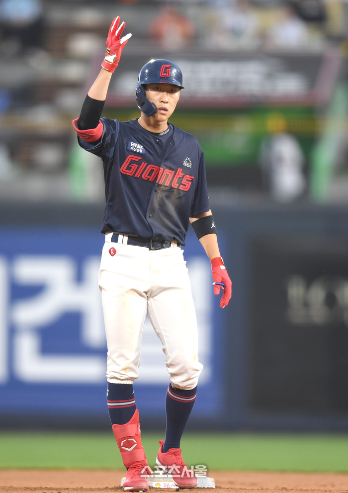 [포토] 박승욱, 4회 득점기회 만드는 2루타