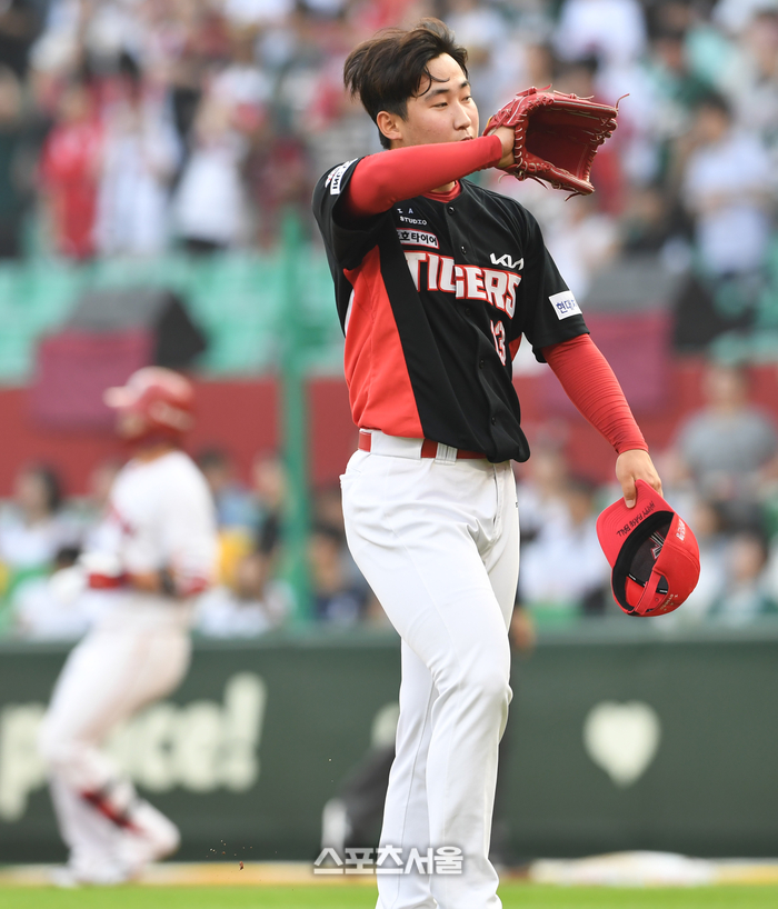 [포토]KIA 윤영철, 넘어가는 줄 알았네...