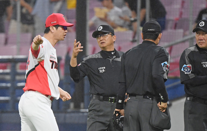 ‘3피트 논란’ KBO, ‘안팎 무관’ 수비 방해하면 아웃...단, 심판원 ‘판단’에 따라 [SS시선집중]