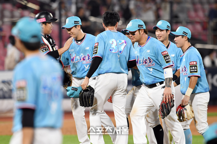 [포토]SSG 잡고 4연승 질주하는 KT