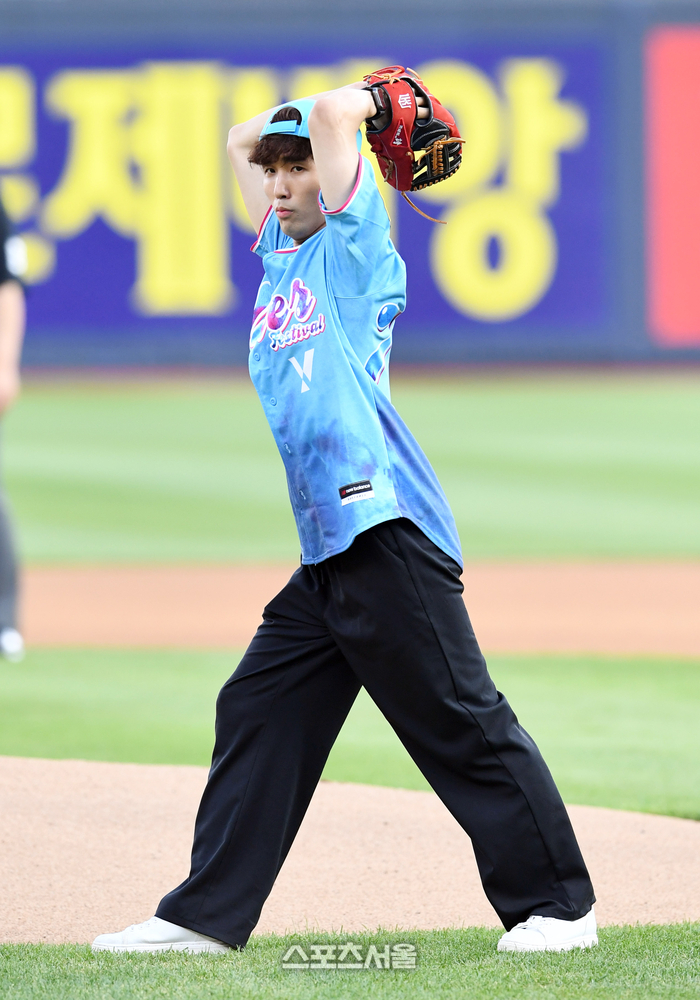 [포토]유튜브 '너덜트', KT-SSG 경기 시구