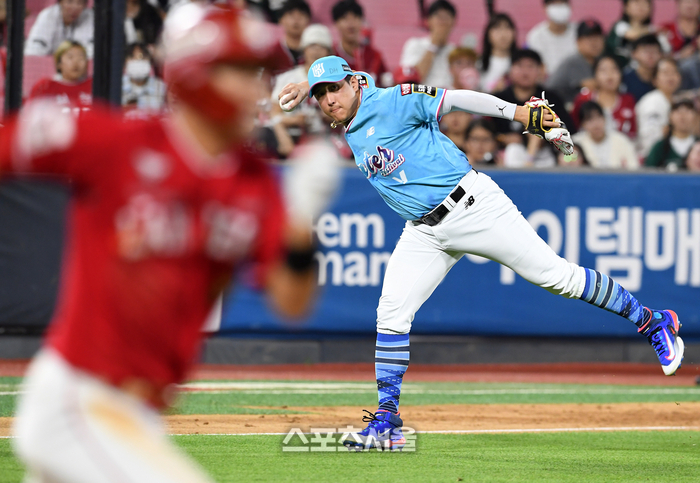 [포토]호수비로 출루 막는 KT 3루수 황재균