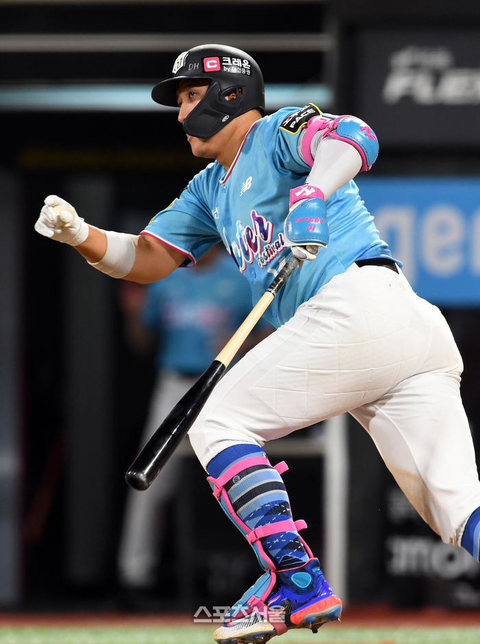 [포토]KT 황재균, SSG 선발 엘리아스 상대 2타점 역전 적시타