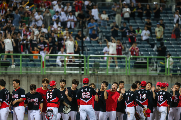 KT·NC 투타 조화 KIA 화력 두산 버티기 4팀 4색 피말리는 3위 쟁탈전 결국은 마운드 싸움[SS 포커스]