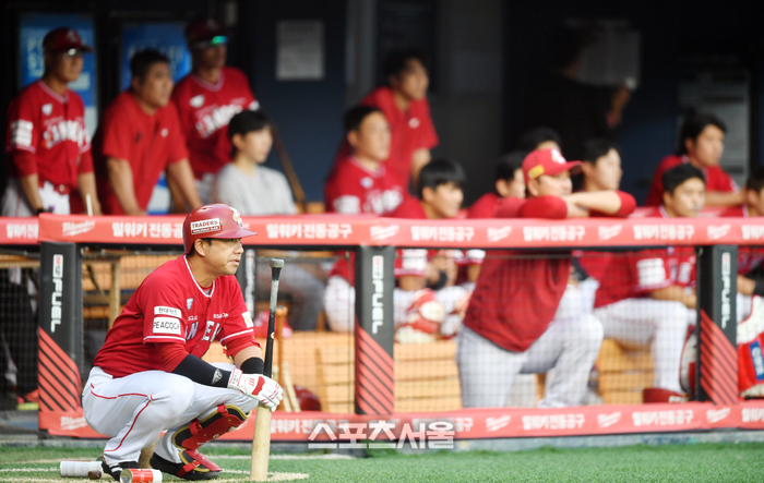 [포토]‘1회초 타석 기다리는 김강민’