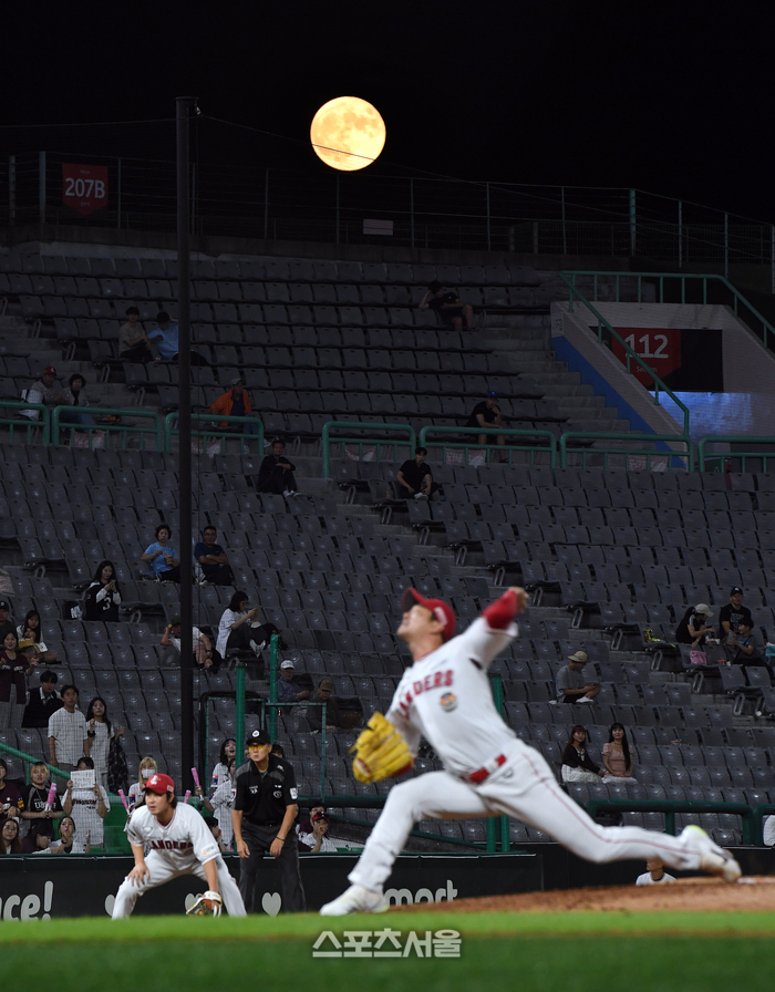 [포토]'슈퍼문' 아래 역투하는 SSG 선발 김광현