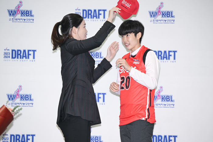 WKBL 신인드래프트 KB 1순위로 고현지 지명, 변하정은 우리은행 품으로