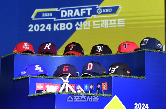 [포토]2024 KBO 신인 드래프트, 모자를 쓸 선수들은...