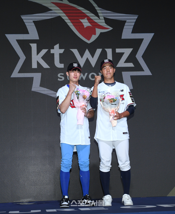[포토]2024 KBO 신인 드래프트, KT 위즈 지명된 원상현과 육천명