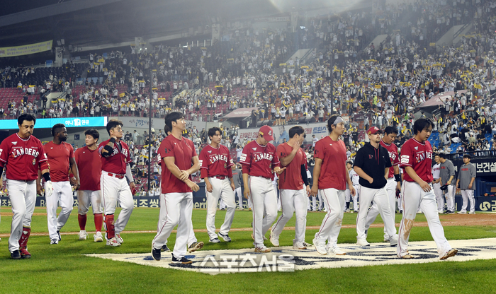 [포토]LG에 더블헤더 모두 내준 SSG, 5연패 수렁