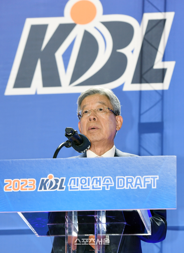 [포토]KBL 김희옥 총재, 새 가족들을 환영합니다!