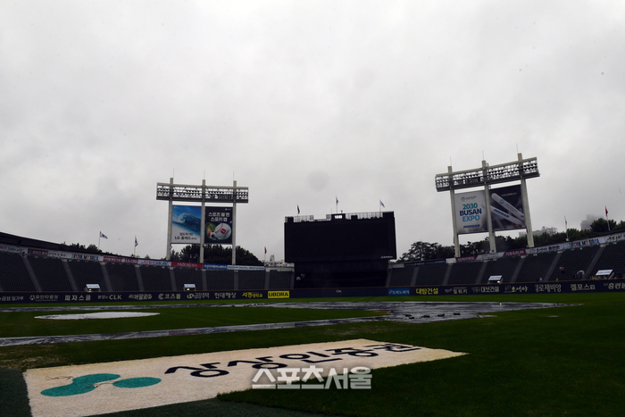 [포토]‘ 1-2뤼 라이벌전 LG-KT 경기는 27일 더블헤더로’