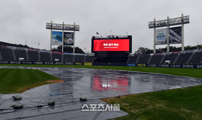 [포토]‘잠실구장 1-2뤼 라이벌전 LG-KT 경기는 27일 더블헤더로’