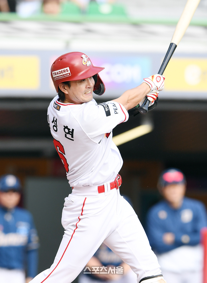 [포토]NC 신민혁 상대 안타 치는 SSG 김성현