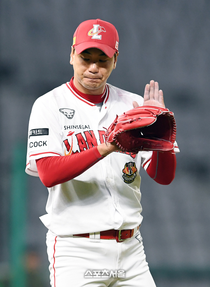 [포토]병살로 위기 넘기는 SSG 김강현