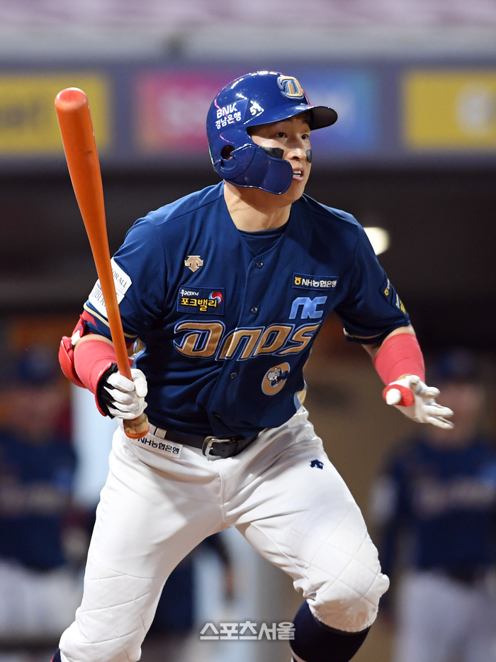 [포토]NC 손아섭, SSG 선발 김광현 상대 2루타