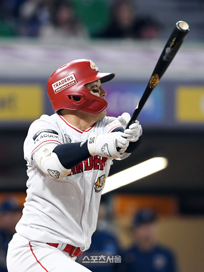 [포토]SSG 한유섬, NC 이용준 상대 3점 홈런