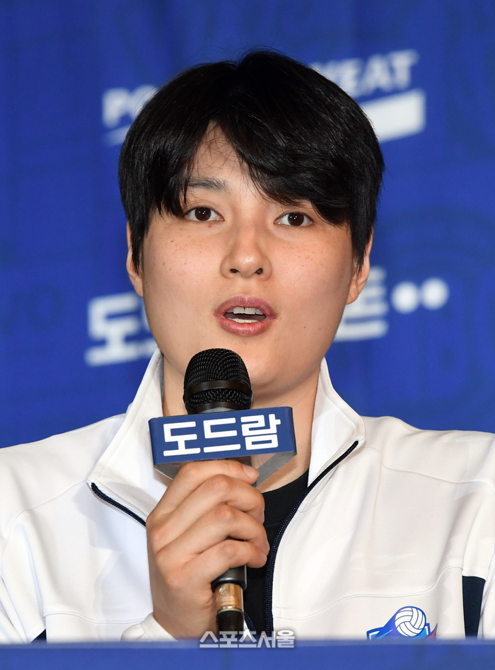 [포토]새 시즌 각오 밝히는 IBK기업은행 김희진