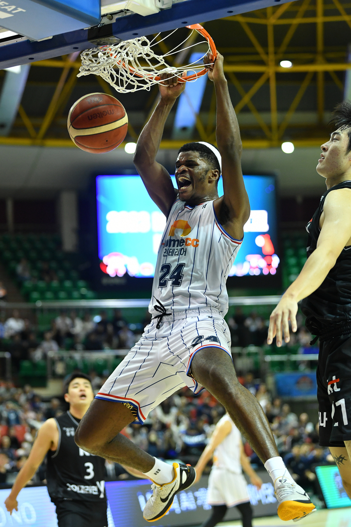 KCC 현대모비스 꺾고 컵대회 첫 정상, MVP는 존슨[SS현장]