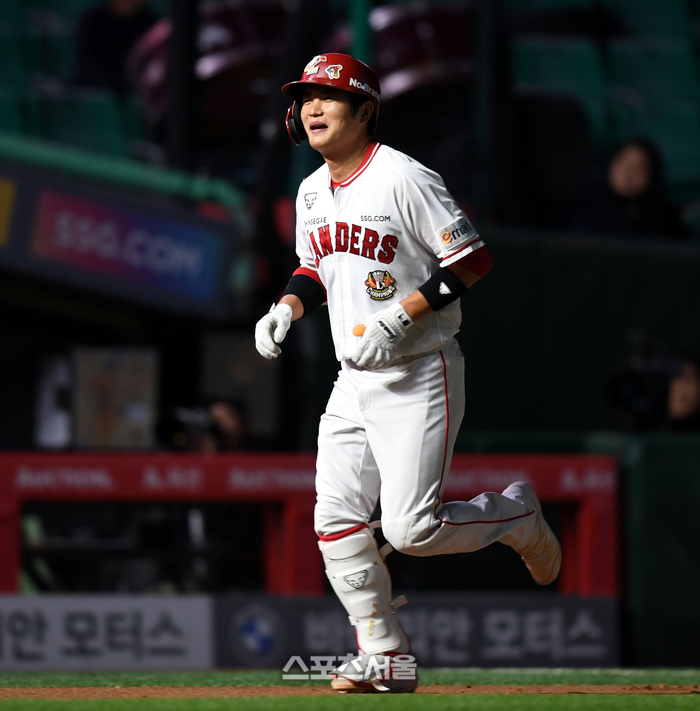 안방마님의 축포, 준PO 인천에서 개막 가능성 UP…SSG 김민식 ‘3위 확정 축포’[SSG 5-0 두산 5회초 현재]