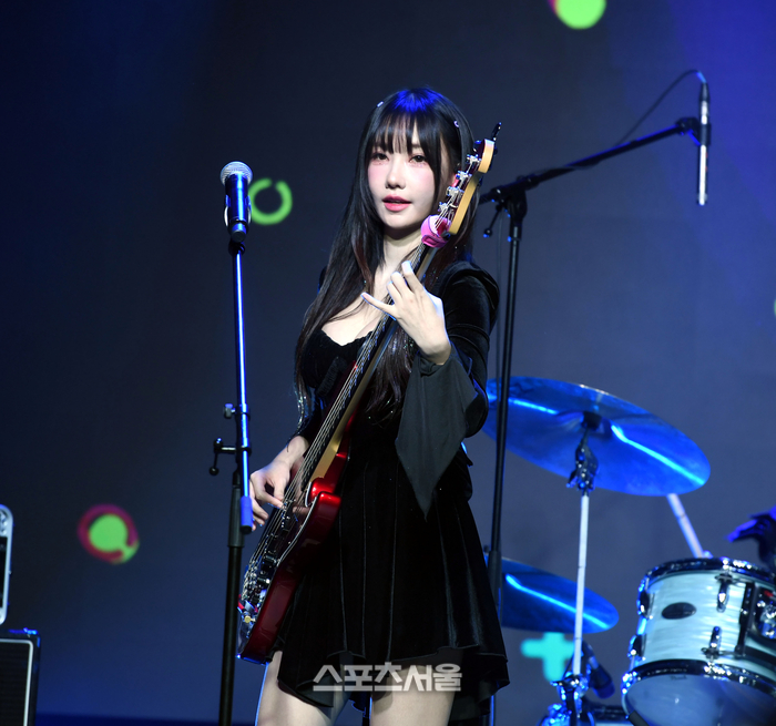 [포토] QWER 마젠타 '심쿵 공연'