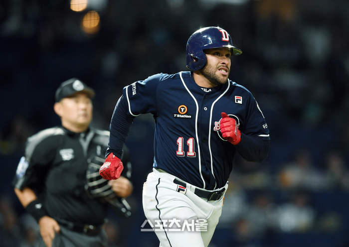 로하스, 타구 맞고 아파한 뒤 우월 솔로 홈런 폭발…두산, NC에 3-0 리드 [WC1]