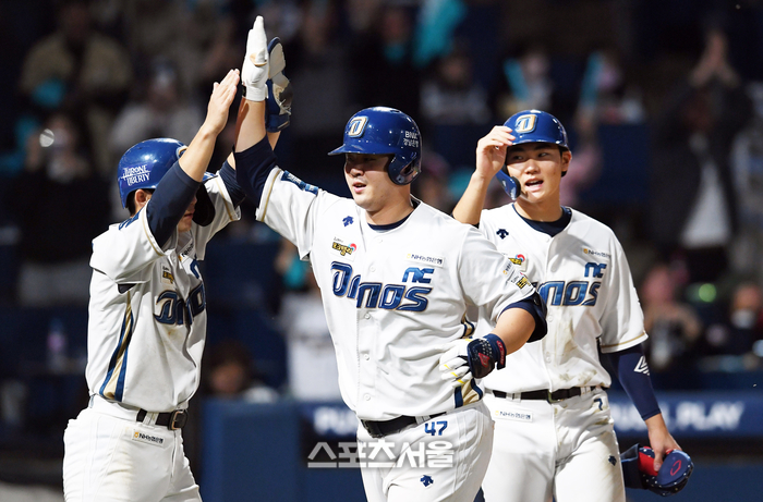 WC 최연소 홈런→쐐기 3점포…NC 김형준, 첫 가을야구서 훨훨 날다 [WC1]