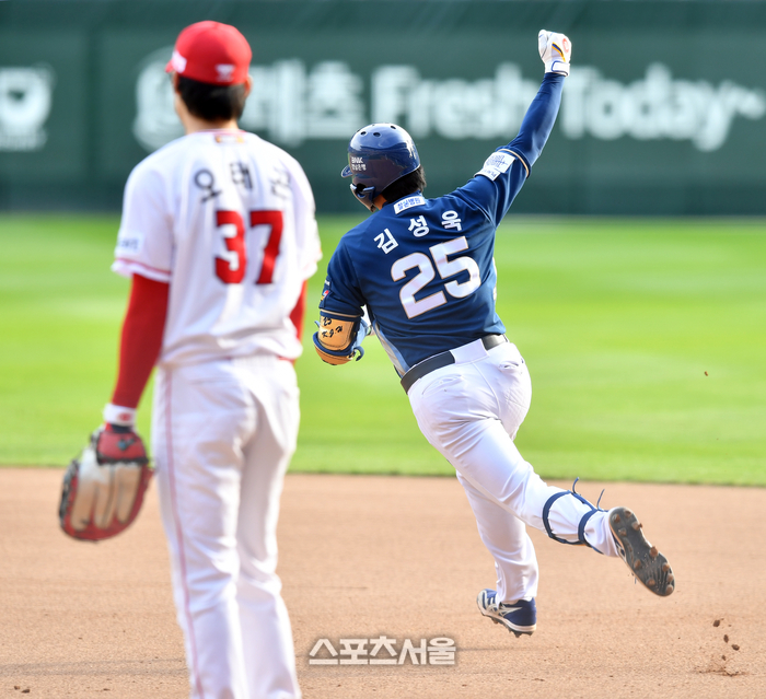 ‘대타 타율 0.077인데’…NC 김성욱, 철옹성 엘리아스 깨고 1차전 승리 이끌다 [준PO1 스타]