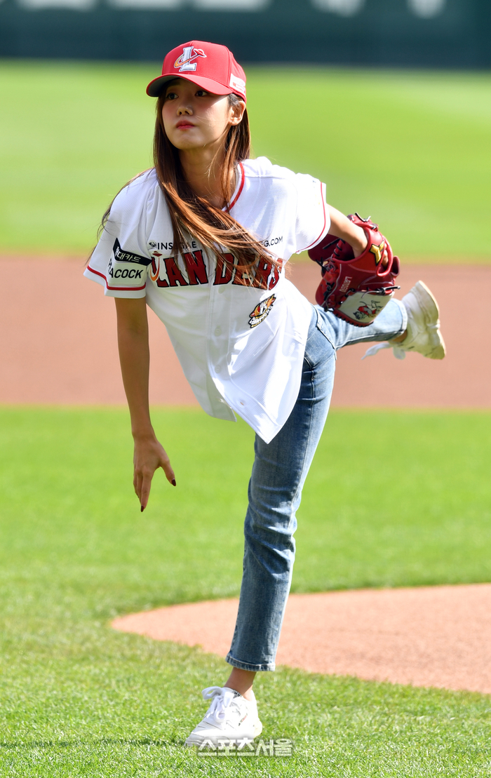 [포토]끝까지 집중 '준PO1차전 시구 에이핑크 남주'