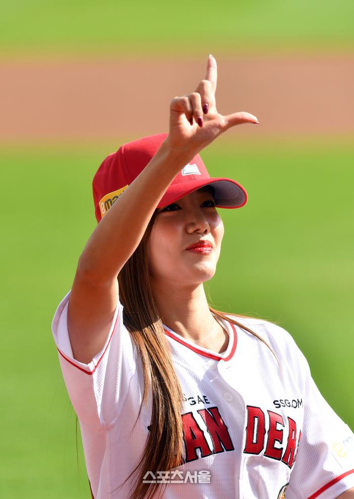 [포토]'준PO1차전 시구 에이핑크 남주'