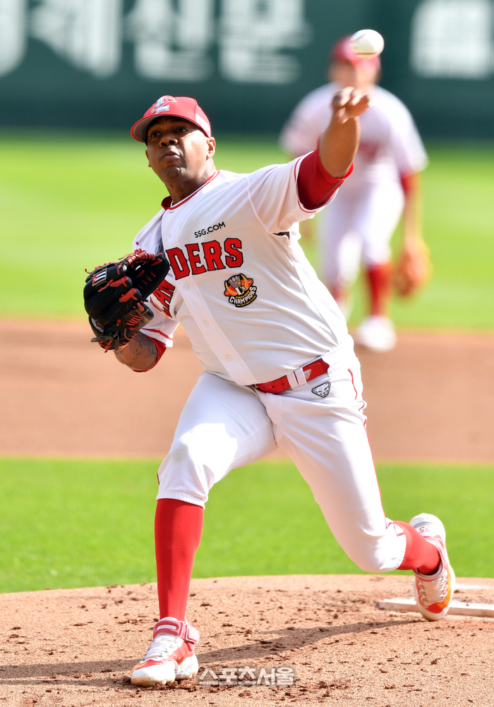 ‘8이닝 2실점’ 엘리아스 PS 데뷔전 찢었는데...‘두 가지’에 울었다 [준PO1]