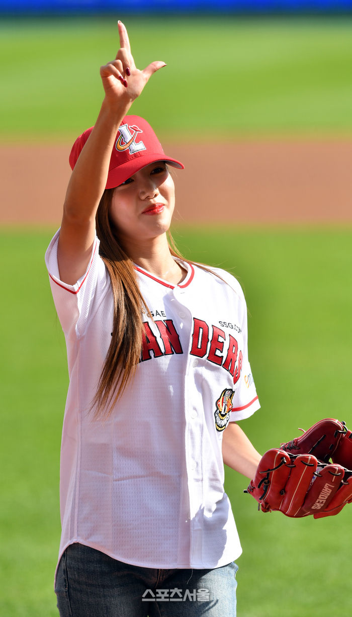 [포토]인천 상륙 '준PO1차전 시구 에이핑크 남주'