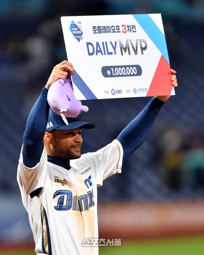 [포토]‘3차전 MVP’ 역전 스리런 마틴