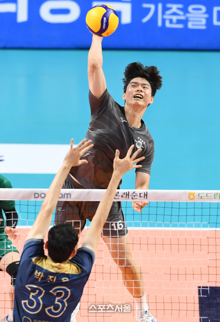 Exciting Volleyball Match: Korean Air's Jeong Han-yong Takes on Woori ...